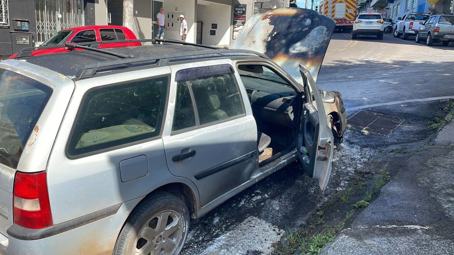 Princípio de incêndio em veículo mobiliza Bombeiros no bairro Santa ...